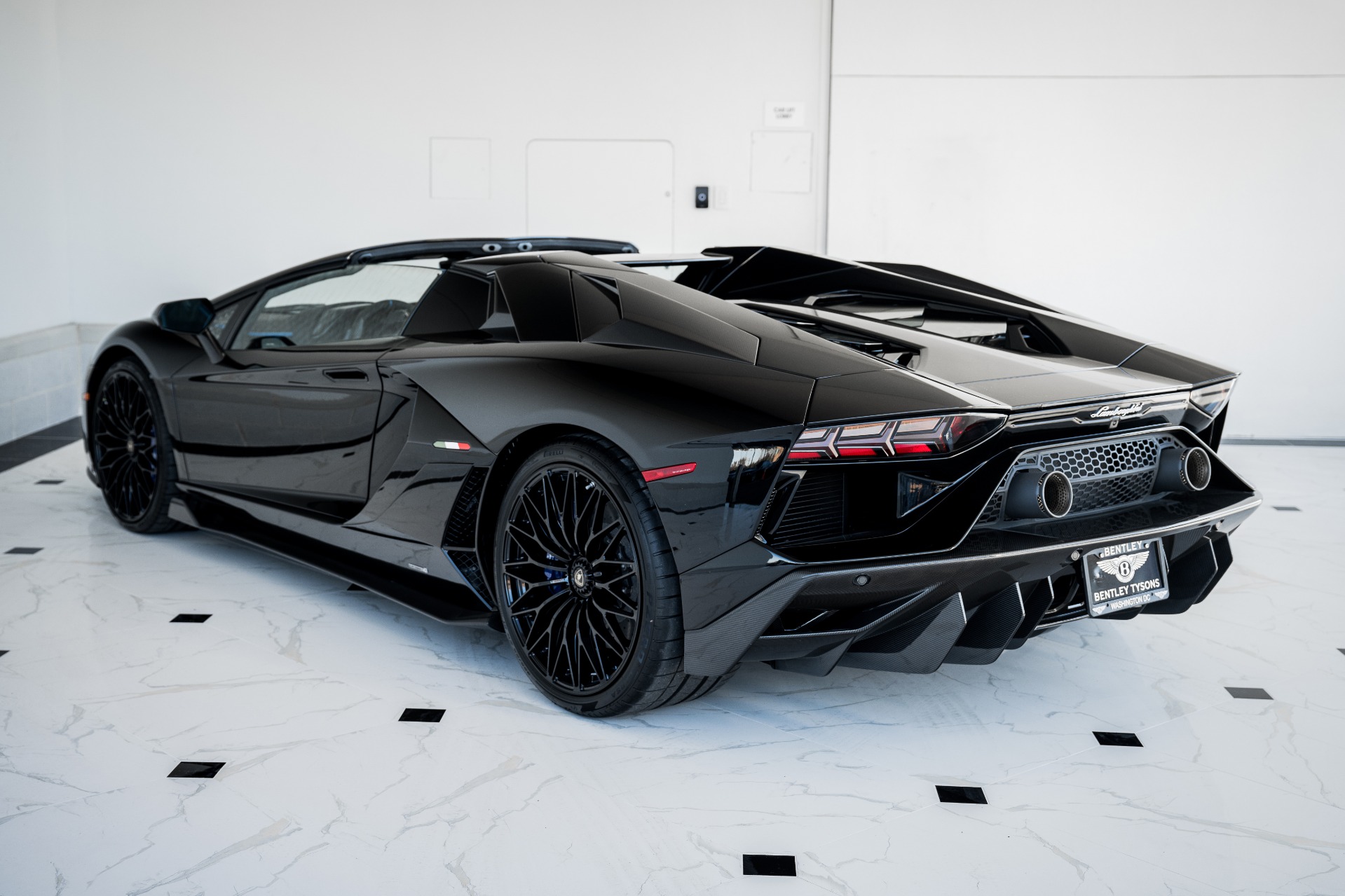 Lamborghini Veneno 2022 Black